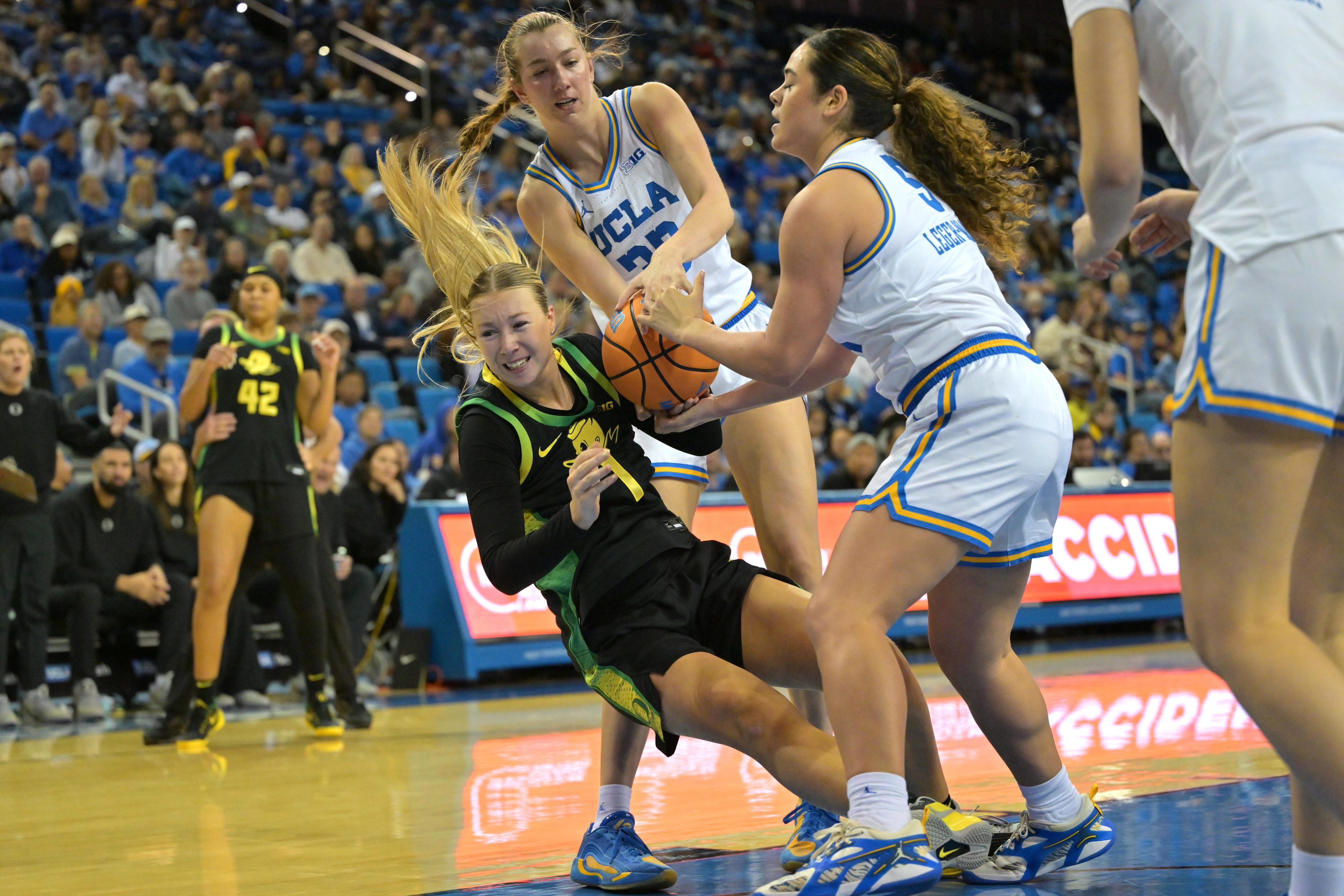 Oregon women's basketball can't keep up with UCLA in first loss
