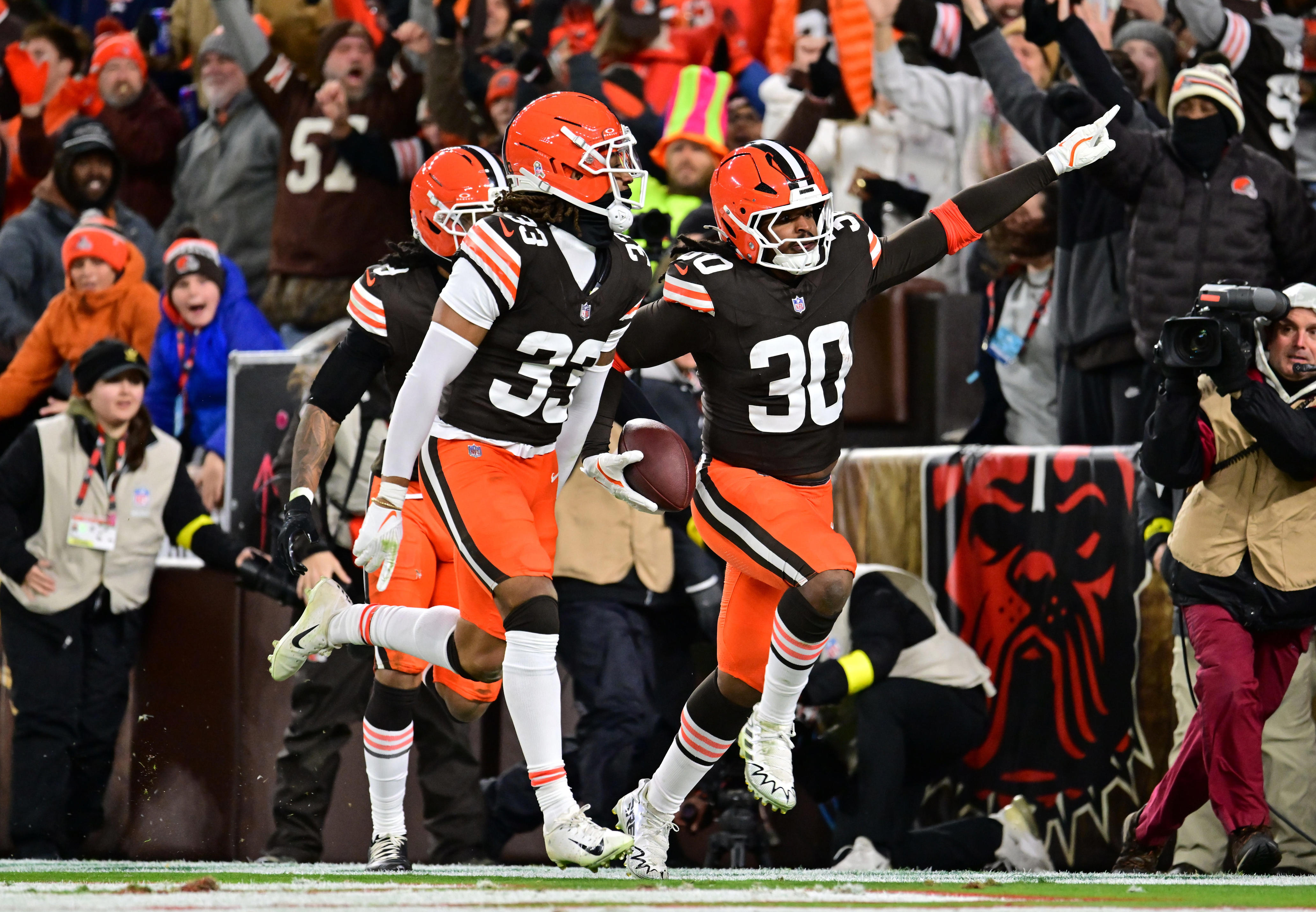 Browns LB Devin Bush secures first turnover of the day in Week 14