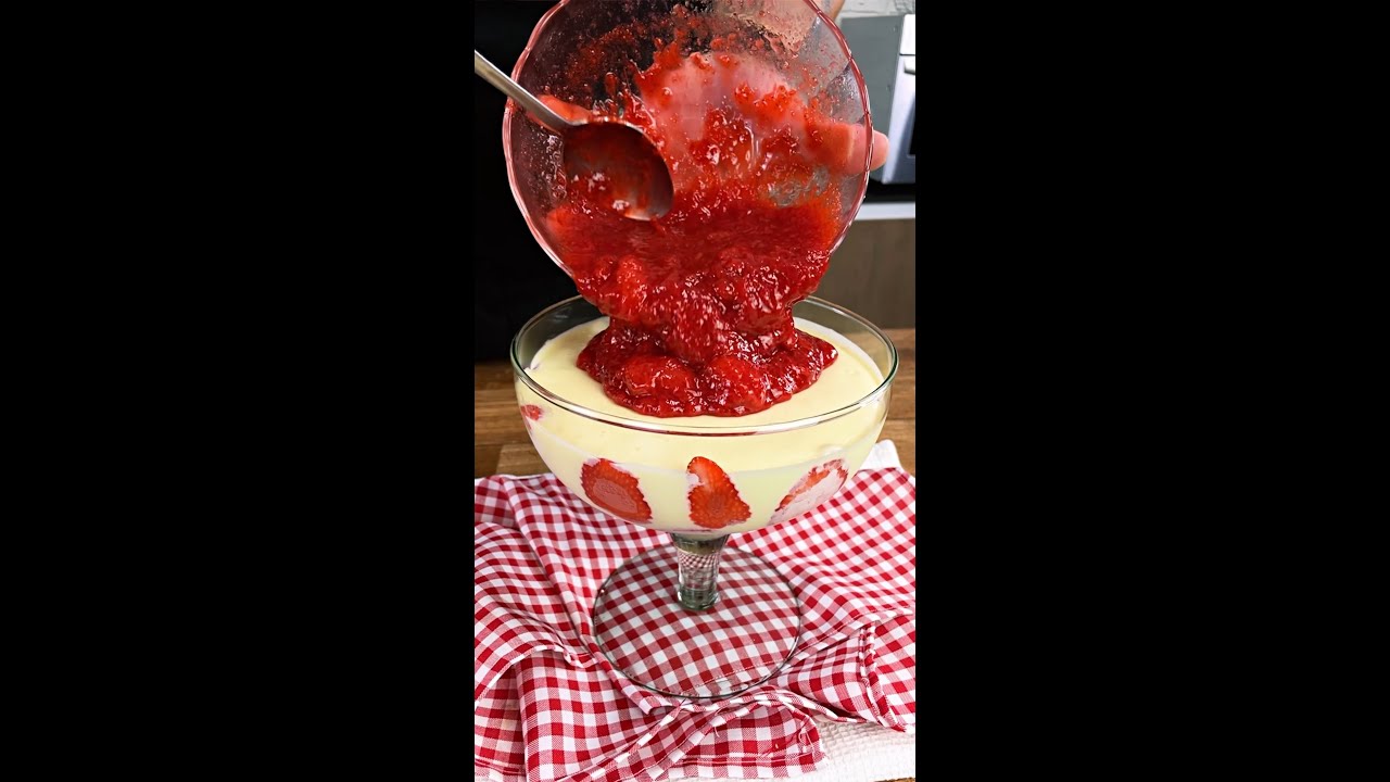 Creme de Leite Ninho com Geleia de Morango. Sobremesa mais linda e ...