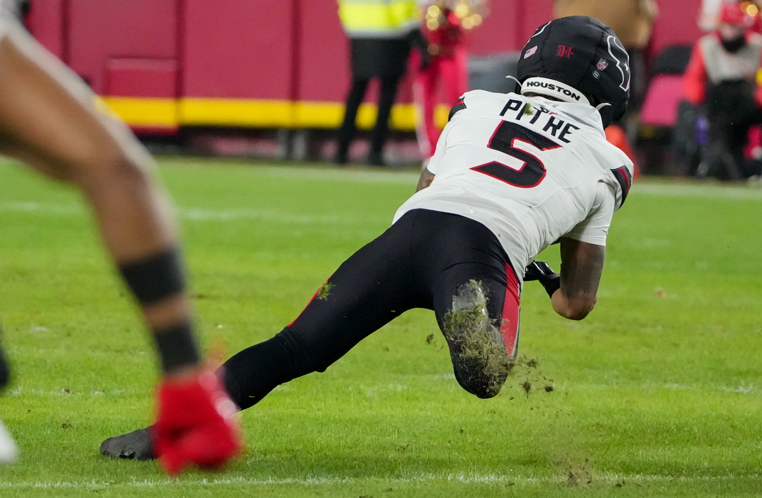 Watch: Texans DB Jalen Pitre makes jaw-dropping INT on Patrick Mahomes