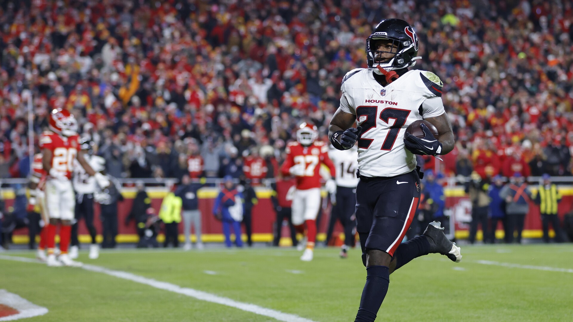 Sunday night football: Texans lead Chiefs 10-0 at halftime