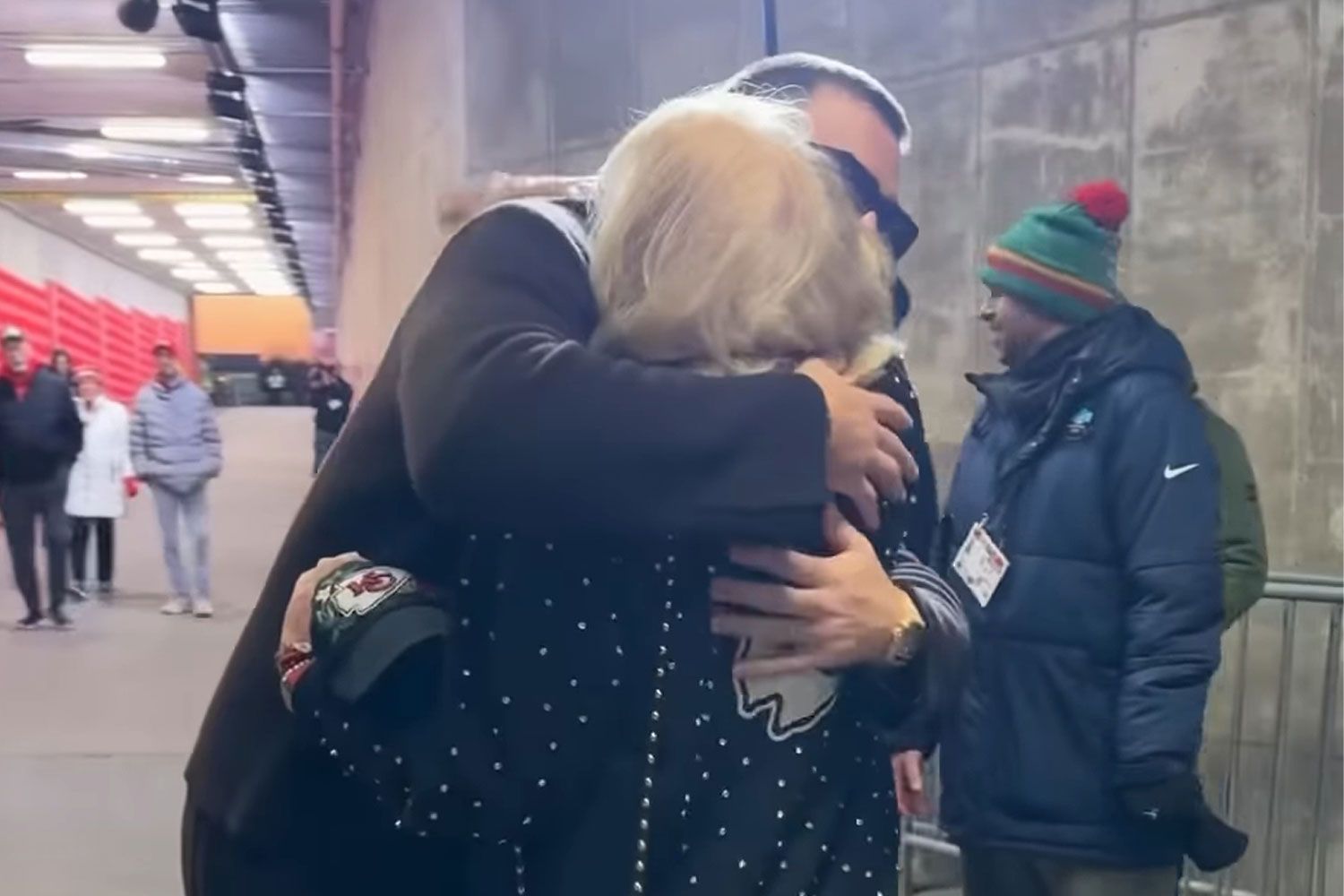 Watch Travis Kelce give mom Donna Kelce a sweet hug as he arrives for ...