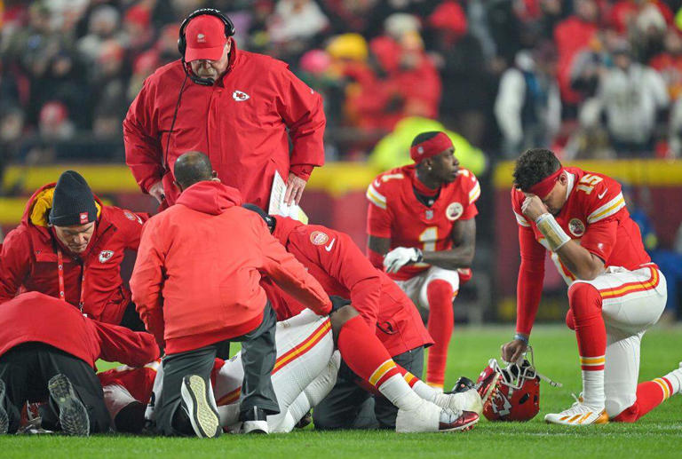 Patrick Mahomes said a prayer on the field for injured Chiefs teammate ...