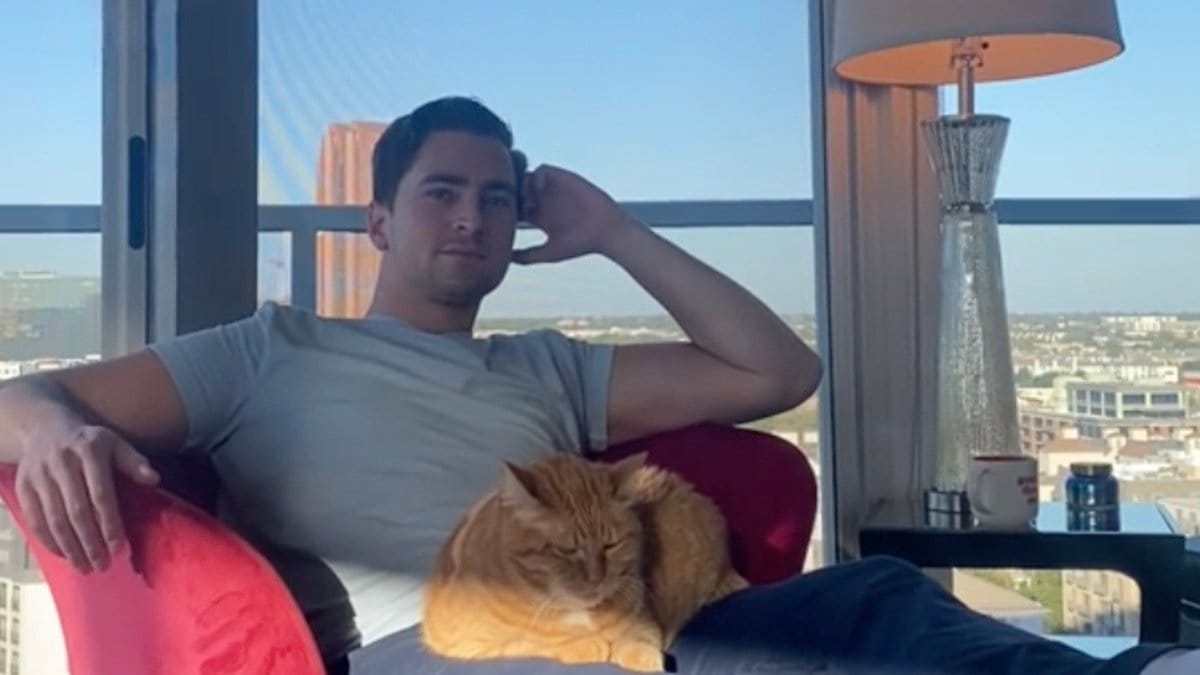 Man adopts rescue cat for a very unusual weekend activity (video)