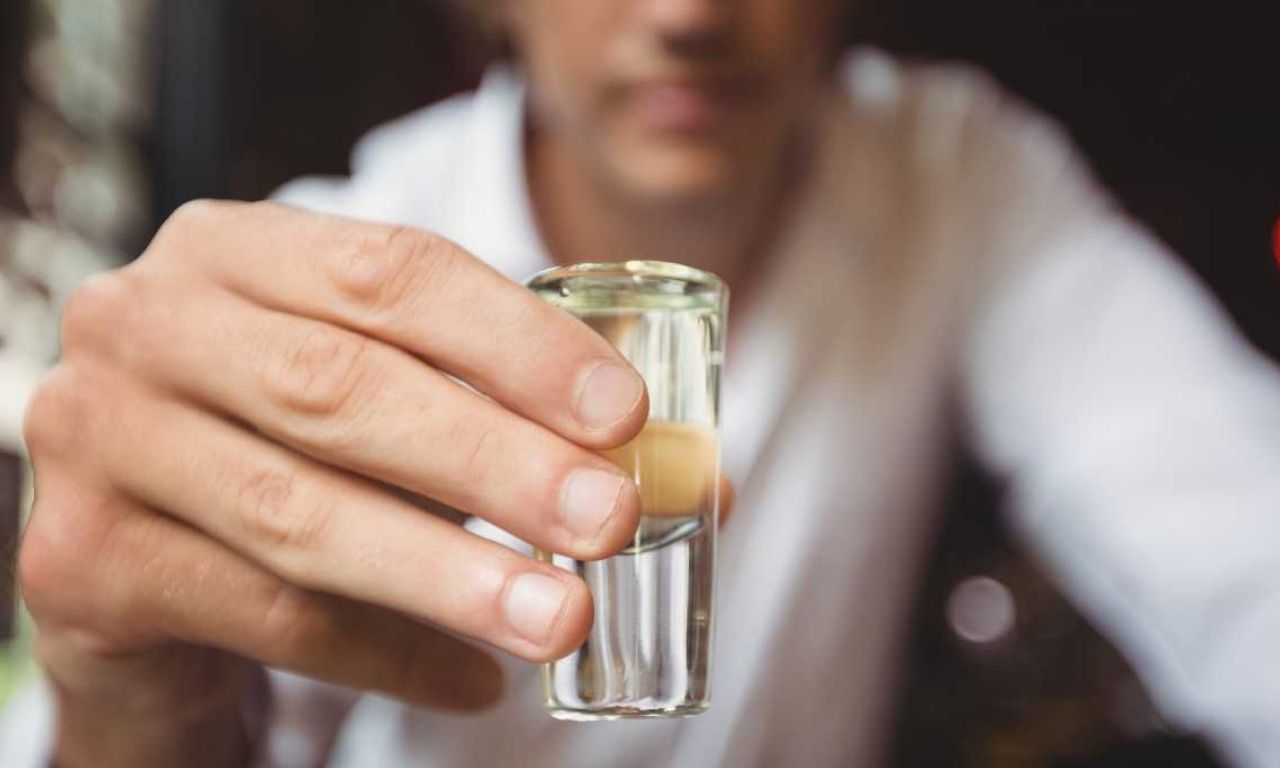 ¿Por qué se dice “shot” al vaso pequeño con bebida? Esta es la verdad ...
