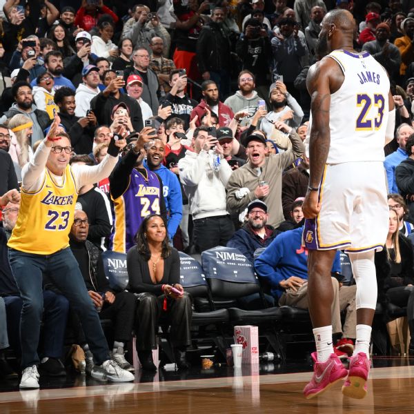 LeBron James' 10 straight points in fourth pace Lakers' win