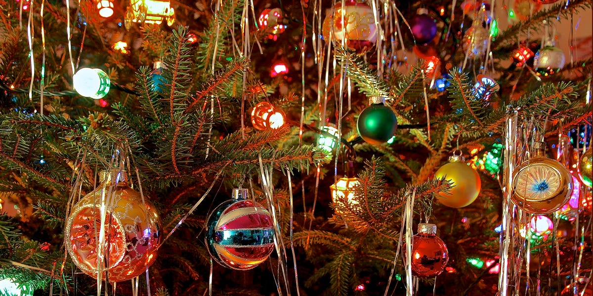 La extraña moda de la decoración de Navidad hortera y por qué está ...
