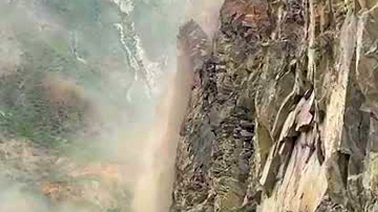 Turistas sorprendidos quedan golpeados por una enorme roca