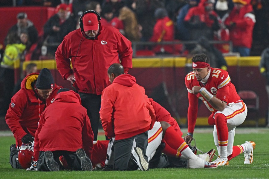 Kansas City Chiefs playoff hopes sink with critical loss to Houston Texans