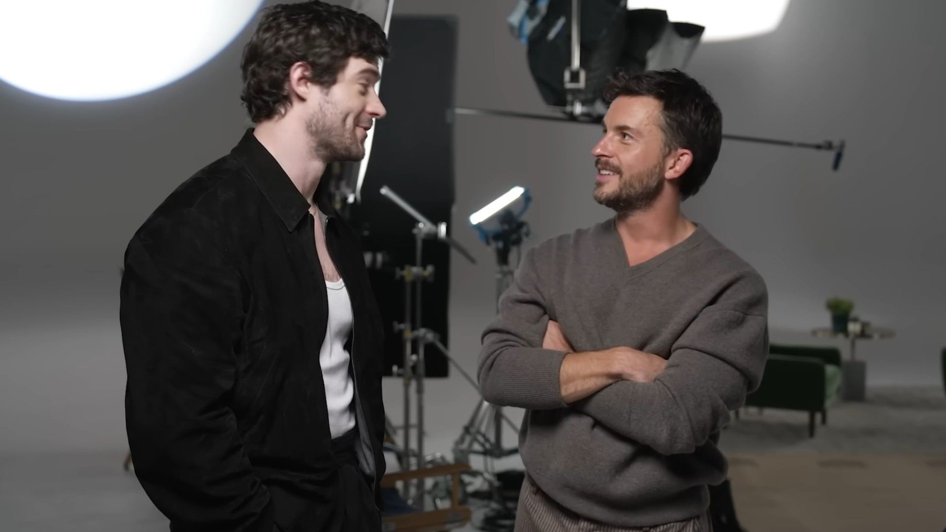 Jonathan Bailey suits up as Batman with David Corenswet's Superman in ...
