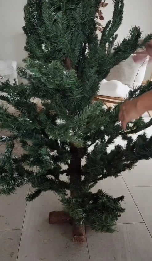 【インテリア雑貨DIY】「まだまだ使える!」20年超えのクリスマスツリーが…ボロボロな状態→雪化粧リメイクで復活!