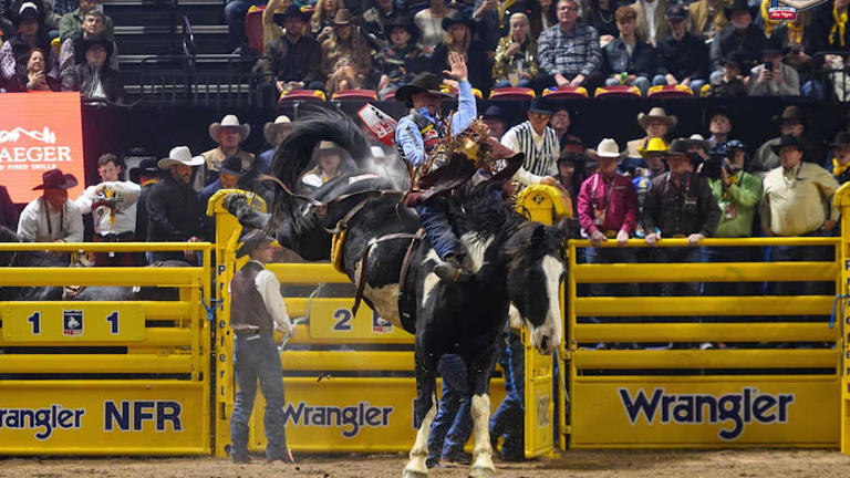 Wacey Schalla closes the gap in NFR bareback riding average race