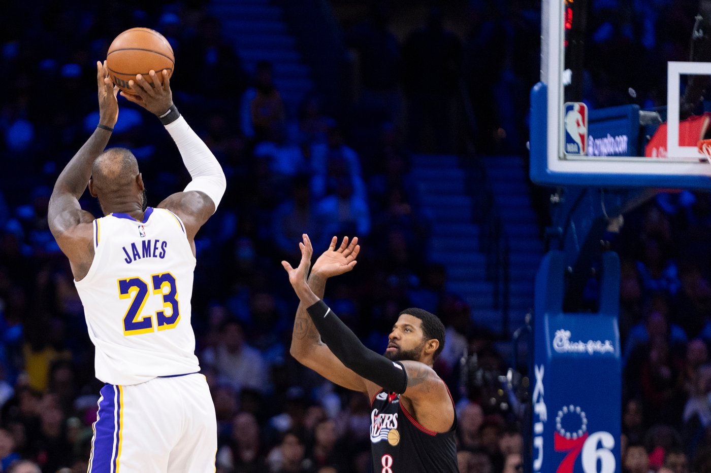 LeBron James' vintage performance leaves Philly crowd in awe