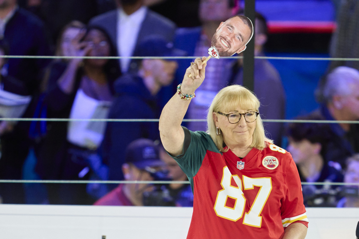 Mama’s boy Travis Kelce sweetly greets Mama Kelce before tonight’s ...