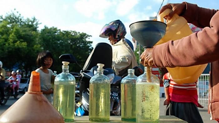 BBM eceran kerap disimpan di botol beling bikin kualitas turun? Ini ...