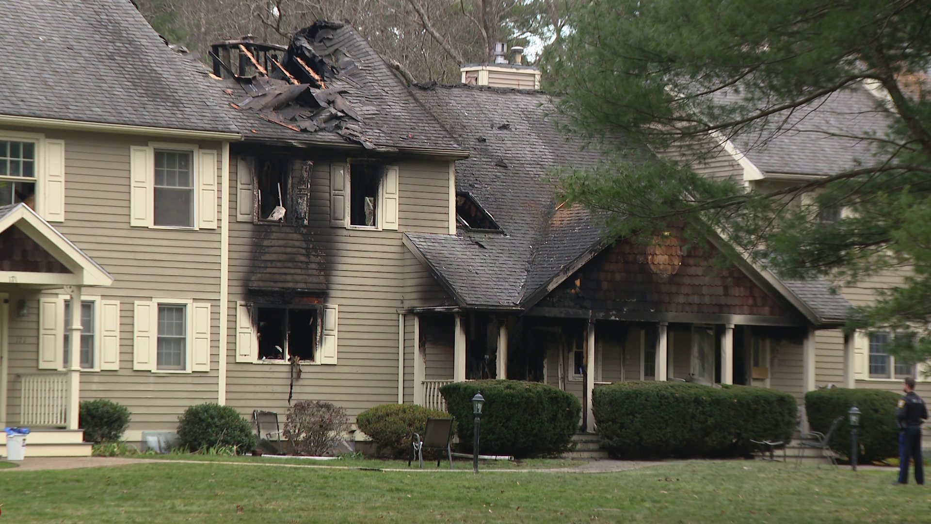 1 dead, firefighter injured in large fire at Mass. condo building