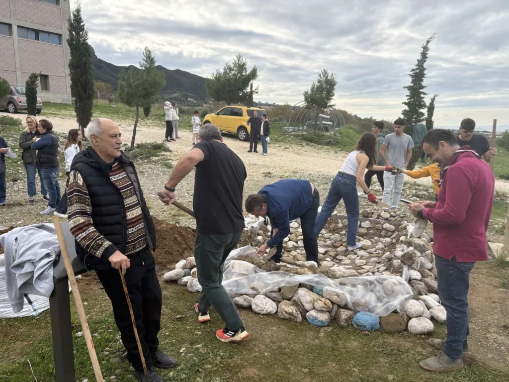 Δενδροφύτευση στα Αρσάκεια Σχολεία Πατρών φωτο