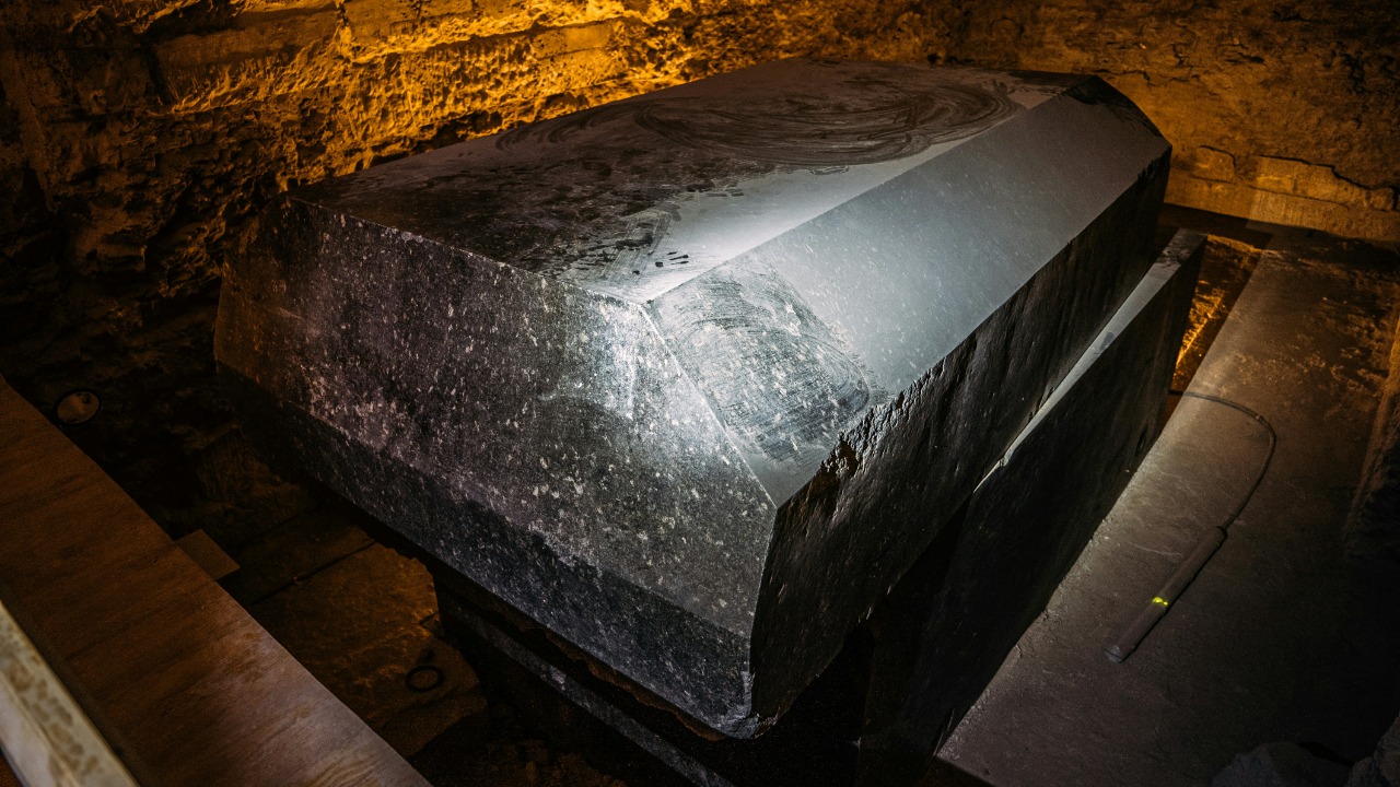 Archaeologists Unearth A Pristine 1 700 Year Old Coffin