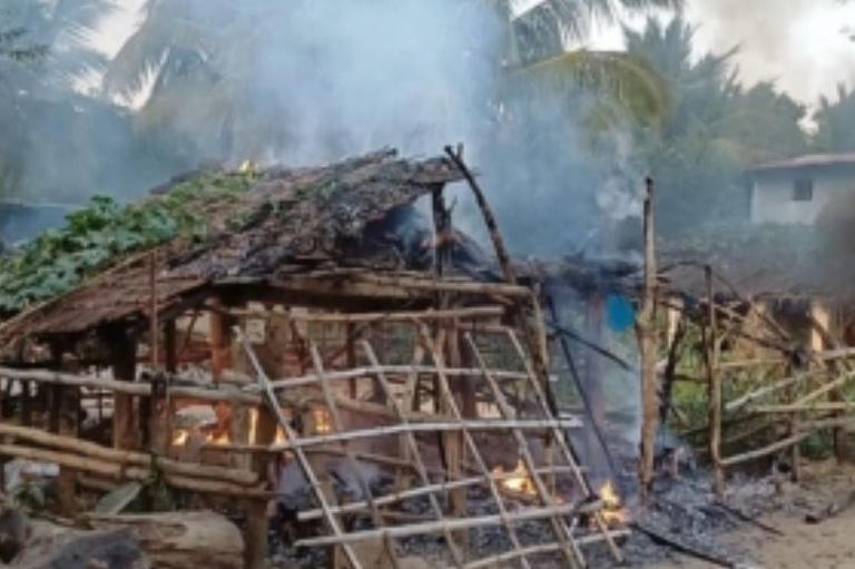 Thousands armed with 'axes, bows and arrows' torch village after ...