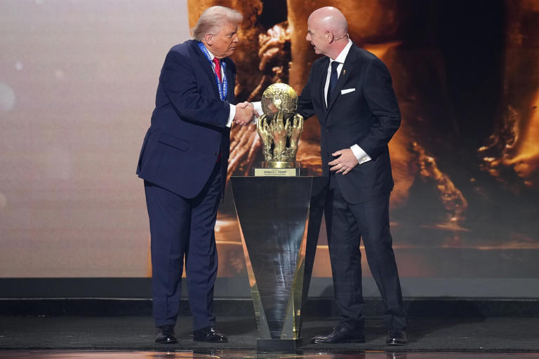 Desperate Trump goons suck up to him with bogus gold award