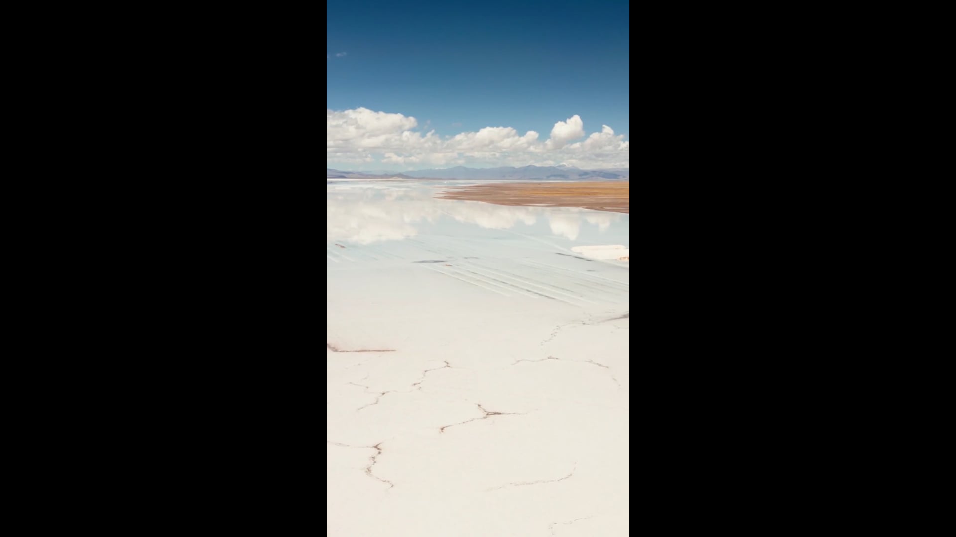 Vue aérienne par drone : les salines de Salinas Grandes reflètent le ciel