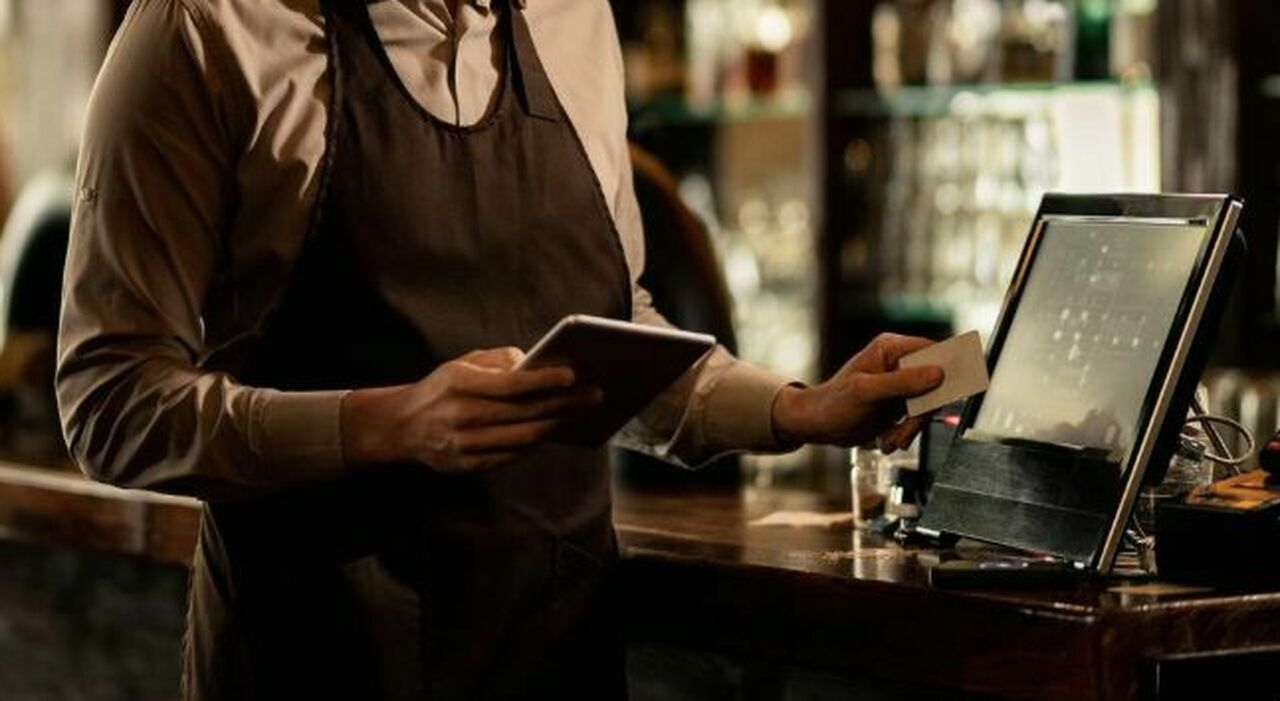 Si gusta la cena al ristorante, poi scappa davanti al conto da 700 euro ...