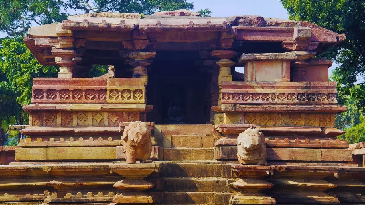 Which temple in India is famous for its floating bricks?