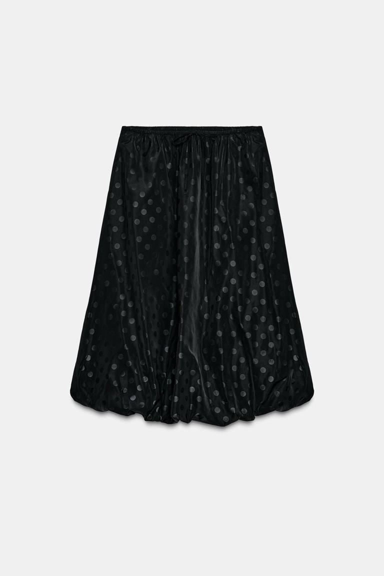 【ZARAの黒】がキレイ見え! 40・50代の体型カバーに♡「ふんわりボトムス」