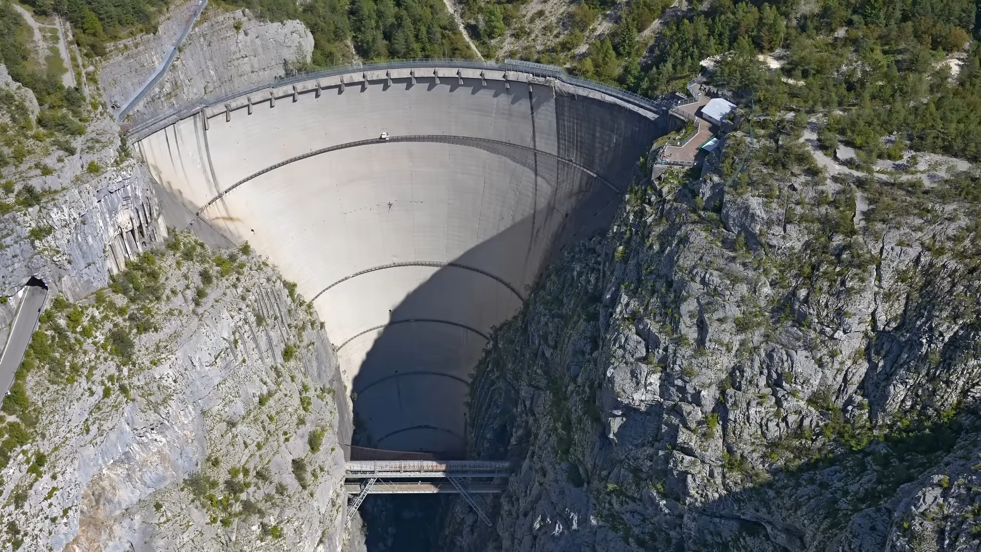 How a mountain collapse turned a dam into a deadly wave