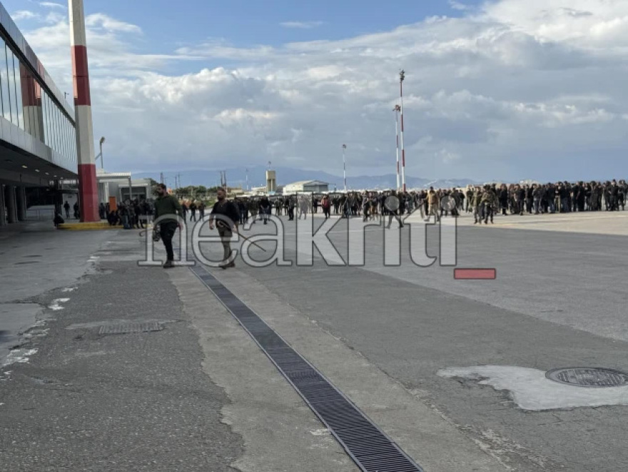 Ανοιχτό το αεροδρόμιο στα Χανιά - Τρακτέρ στον χώρο του αεροδρομίου στο ...