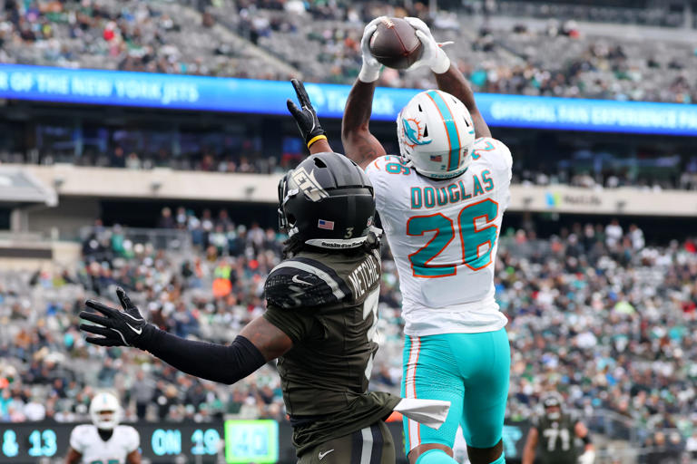 Miami Dolphins free agency: Top 5 players to prioritize; the salaries