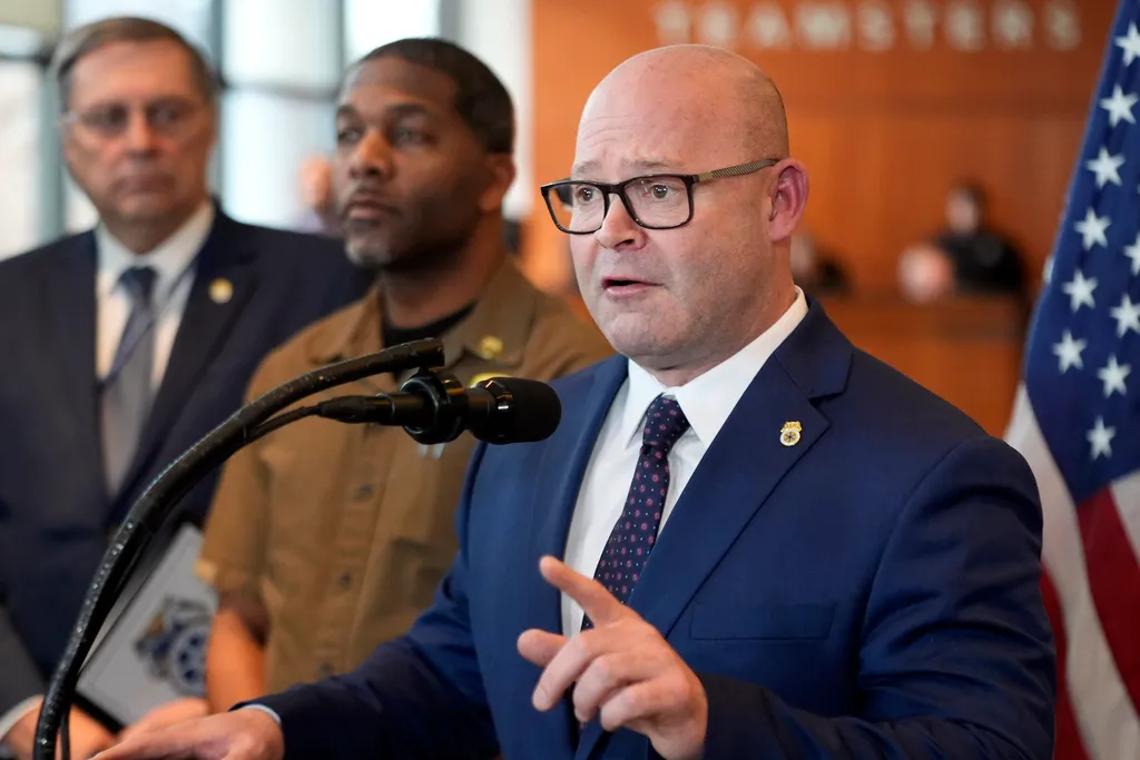 Teamsters president offers praise for Trump labor secretary and Vance