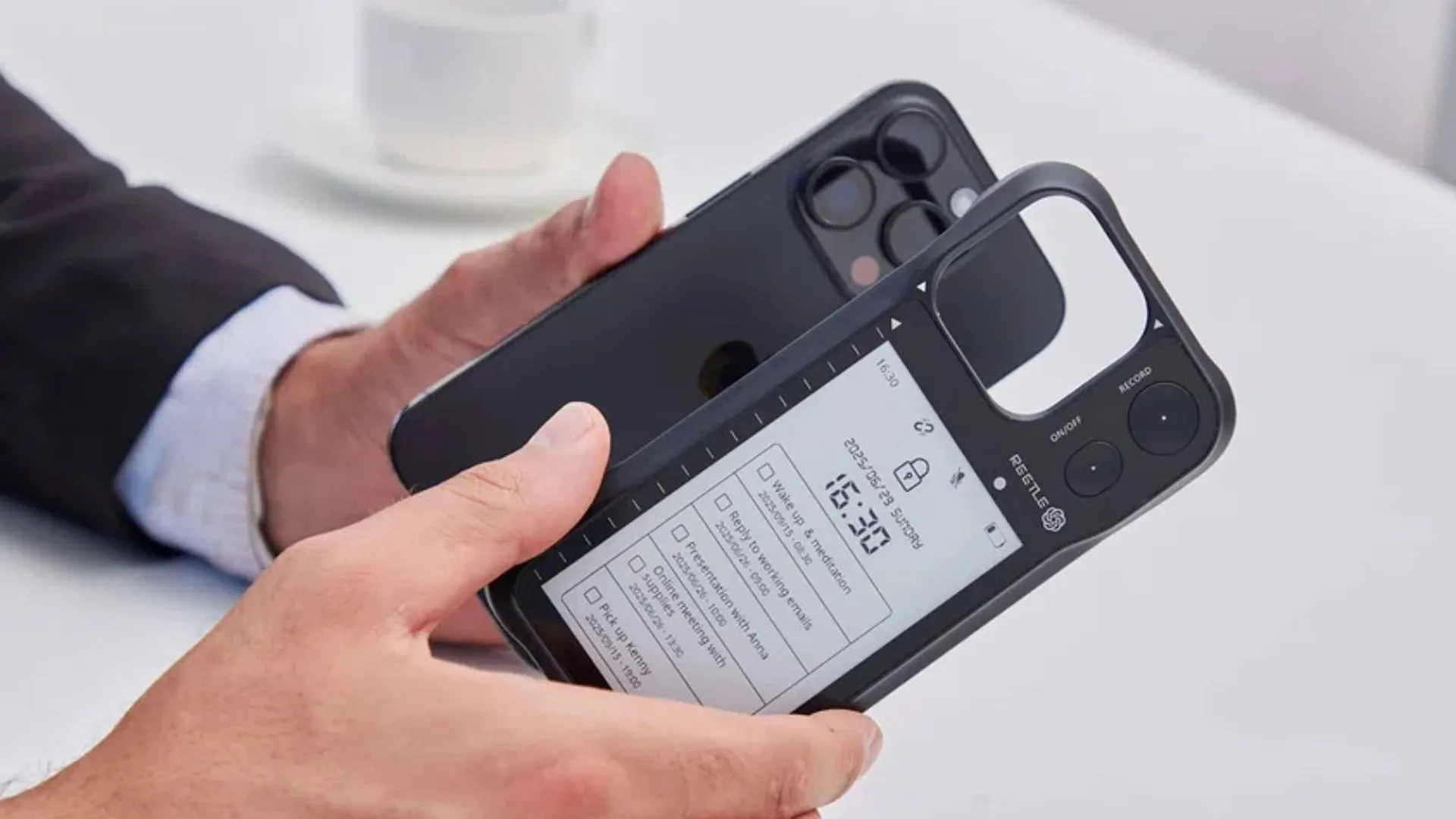 Met dit telefoonhoesje maak je een e-reader van je iPhone