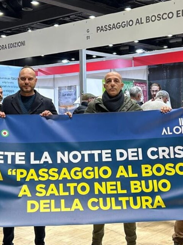 Flash mob del team di Vannacci a Più libri più liberi in difesa di ...