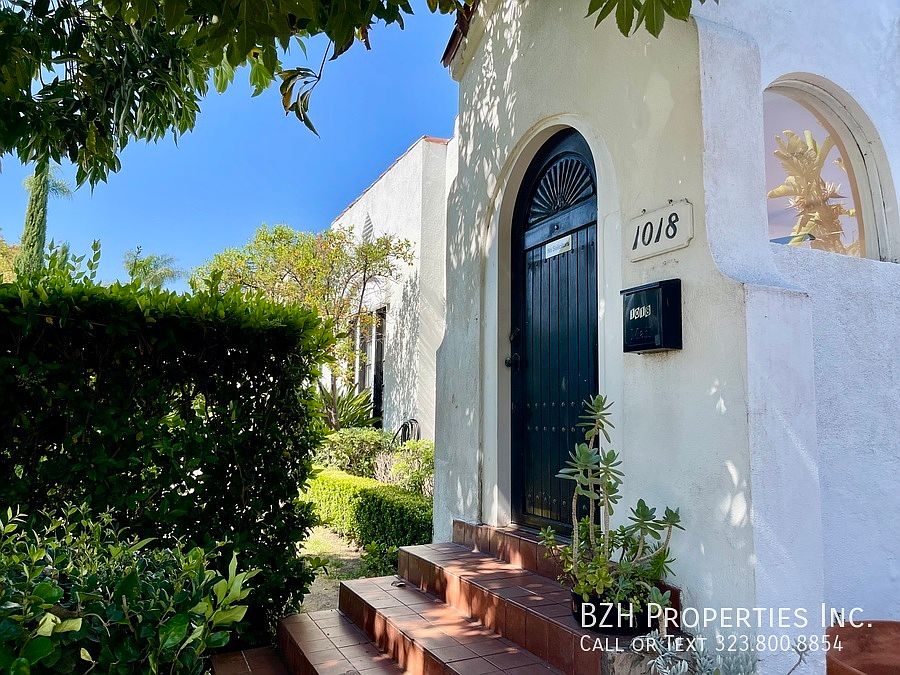 Classic 1923 apartment home in West Hollywood, California showcasing ...