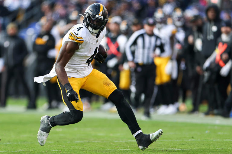 Steelers' DK Metcalf back at practice for first time since suspension