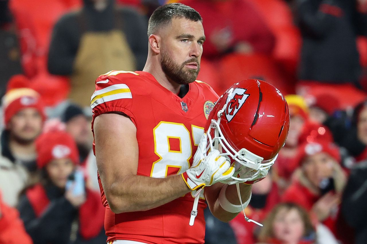 Travis Kelce looks despondent on Chiefs bench after his failed catch ...