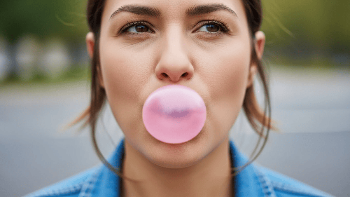 ¿Es verdad que el chicle daña el estómago?