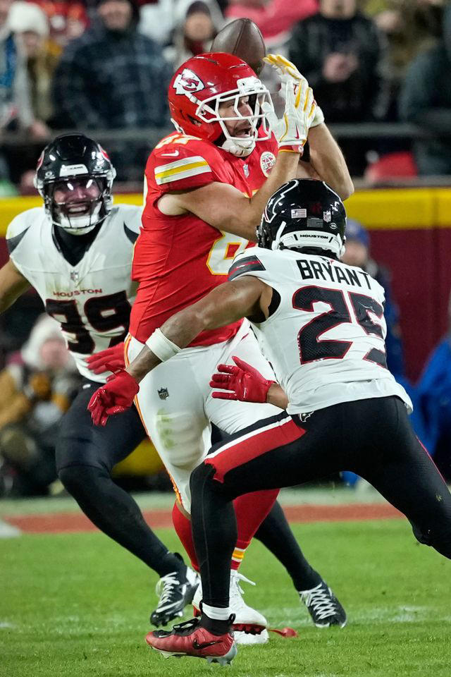 Travis Kelce looks despondent on Chiefs bench after his failed catch ...