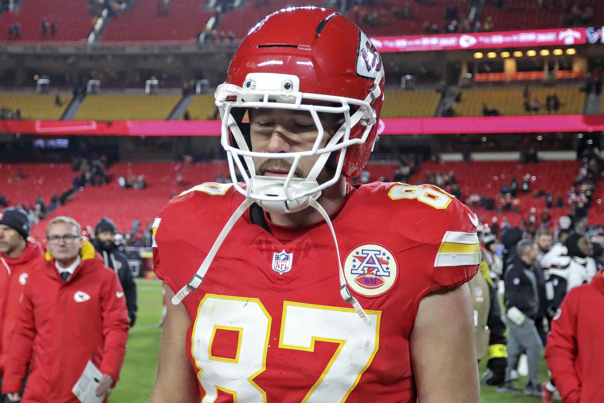 Travis Kelce looks despondent on Chiefs bench after his failed catch ...