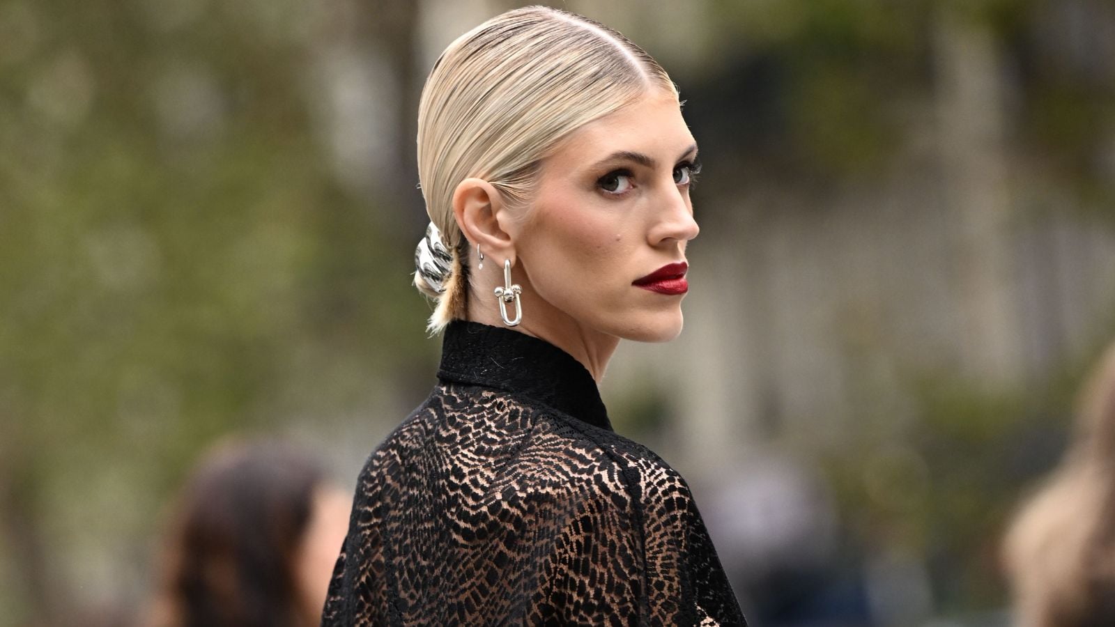 Ce parfum Guerlain qui dort dans les tiroirs de nos grand-mères se vend ...