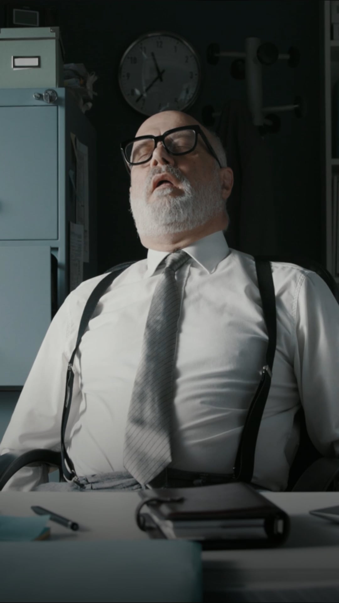 Simple tricks to avoid nodding off in meetings