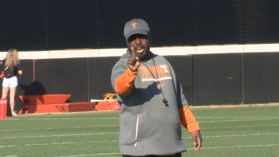 Tennessee fires defensive coordinator Tim Banks