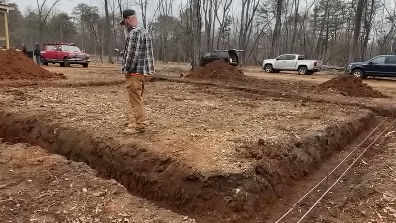 Building the concrete house foundation