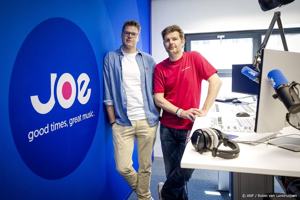 Tom Coronel rijdt Coen & Sander naar studio voor ochtendshow