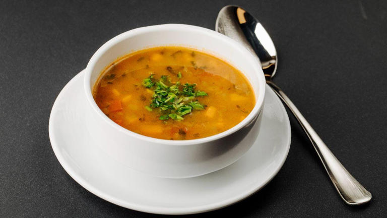 Quase ninguém põe este ingrediente na sopa, mas os benefícios para a ...