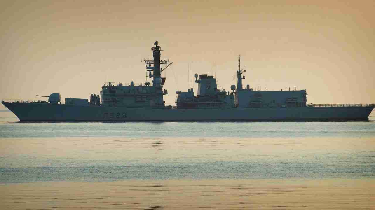 HMS Lancaster neemt afscheid na 35 jaar dienst en wordt uit de vaart ...