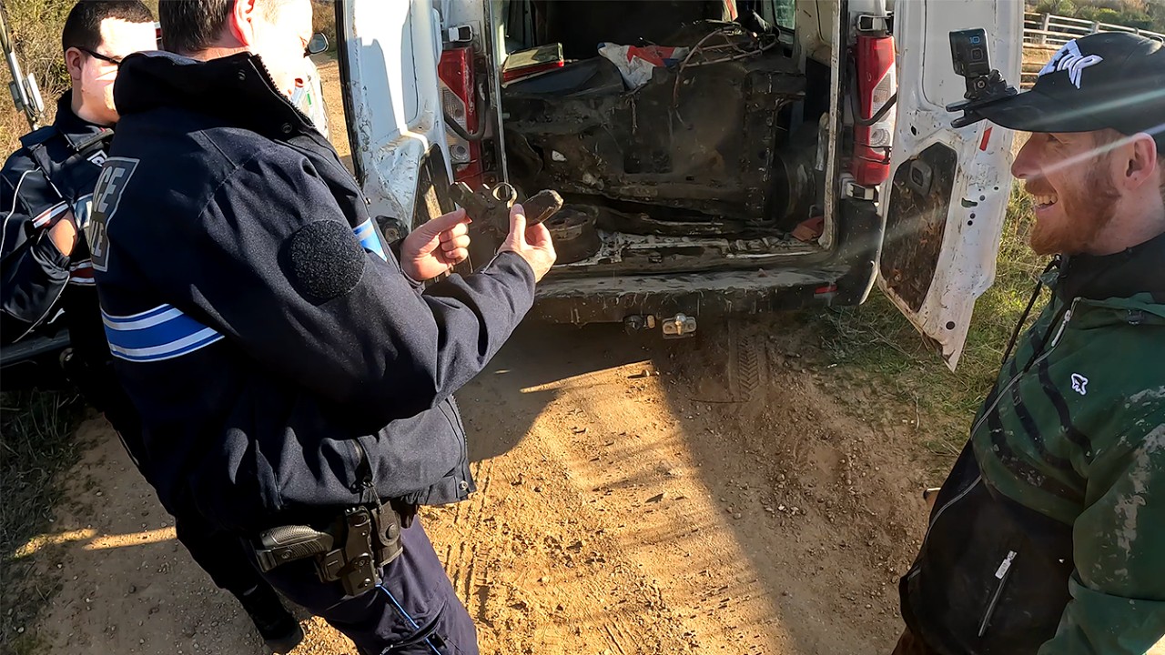 J'ai trouvé un trésor : un revolver !😱