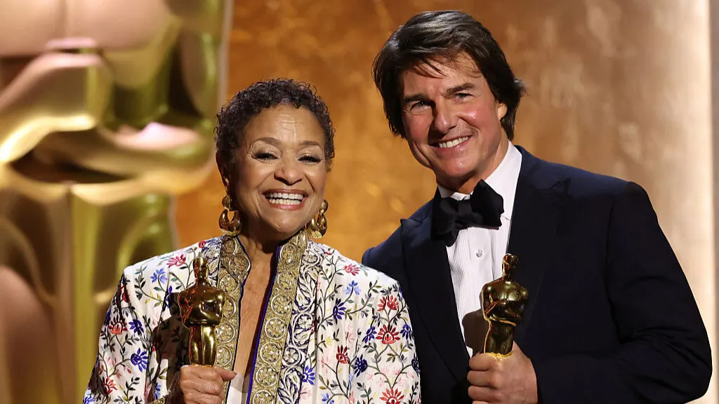 After winning his first Oscar, Tom Cruise kept repeating the same 2 ...