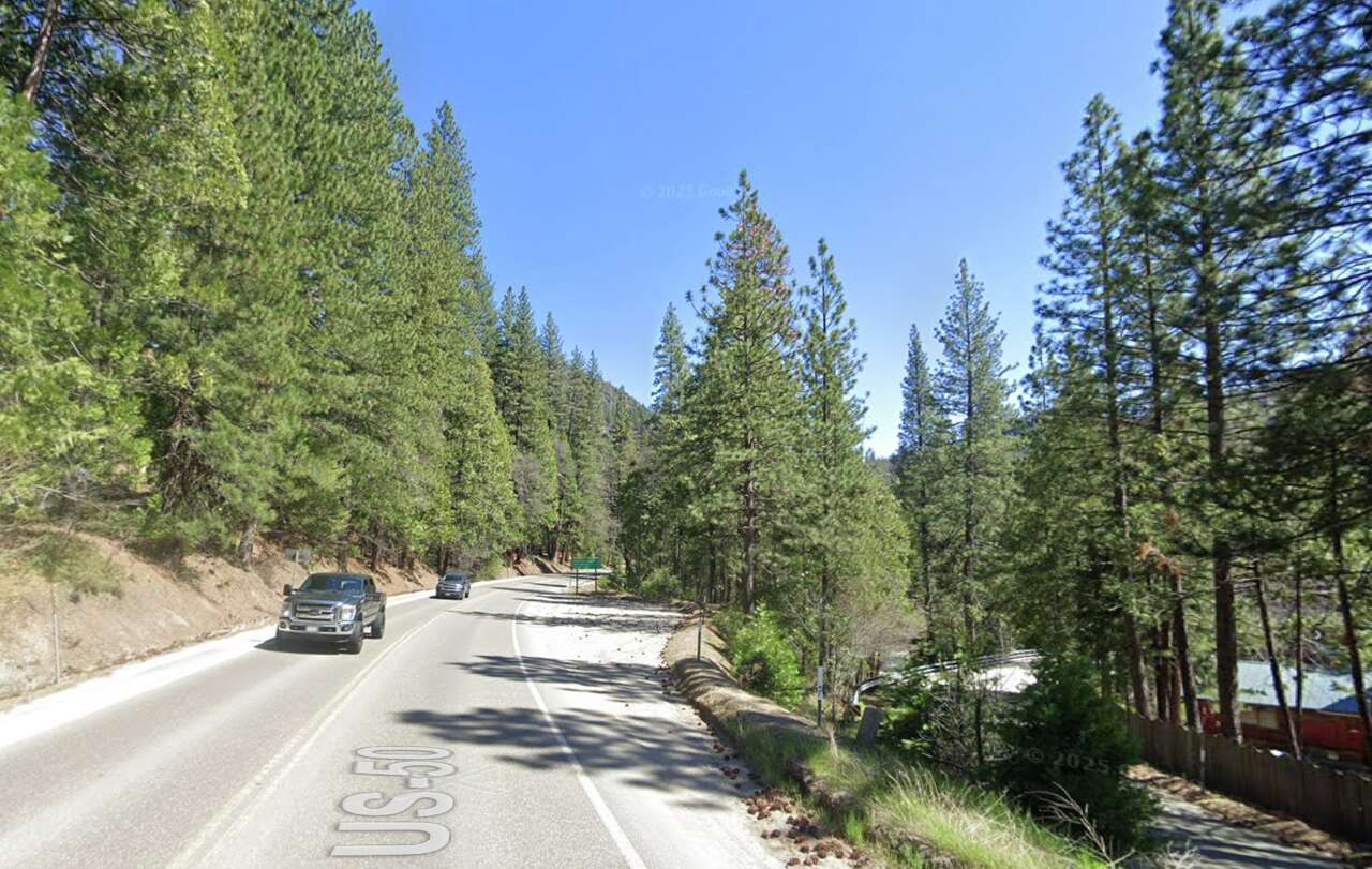 Parents dead, 2 kids injured after car crashes into tree on Highway 50